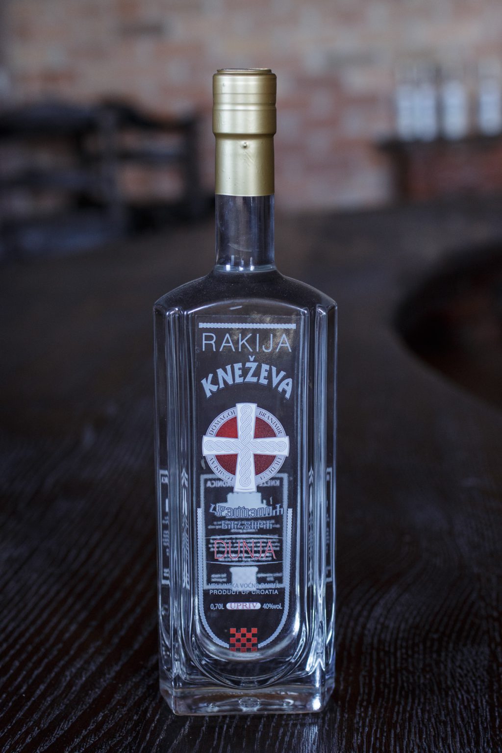 Premium rakija od dunje 0,7 l u hrastovoj kutiji - Rakija.hr